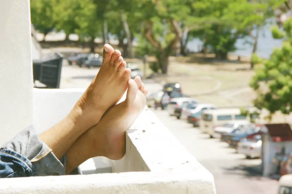 How to Take Care of Your Feet While Traveling - museuly